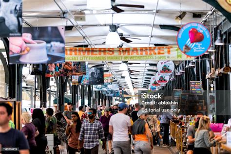 뉴 올리언스 루이지애나에서 올드 타운 프렌치 쿼터 야외 시장 벼룩 기호 뉴올리언스에 대한 스톡 사진 및 기타 이미지 뉴올리언스 레스토랑 붐비는 Istock