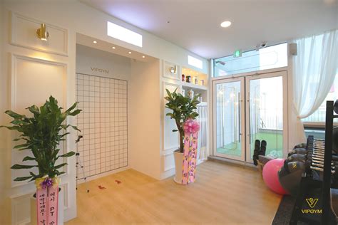 파주 운정 상가인테리어 피티샵 웨인스코팅과 대리석으로 고급스럽게