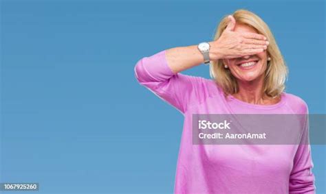 중간 나이 놀람을 위해 눈을 덮고 얼굴에 손으로 웃 고 웃 고 고립 된 배경 위에 금발 여자 눈 먼 개념입니다 가리기에 대한 스톡 사진 및 기타 이미지 Istock