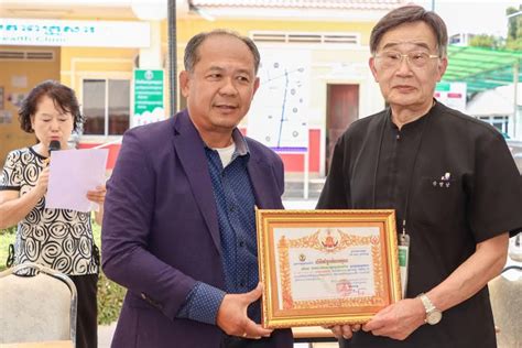 ឯកឧត្តម អ៊ុំ រាត្រី ប្រគល់ប័ណ្ណសរសើរ ជូនគ្រូពេទ្យស័្មគ្រចិត្ត កូរ៉េ ដែលបានពិនិត្យ