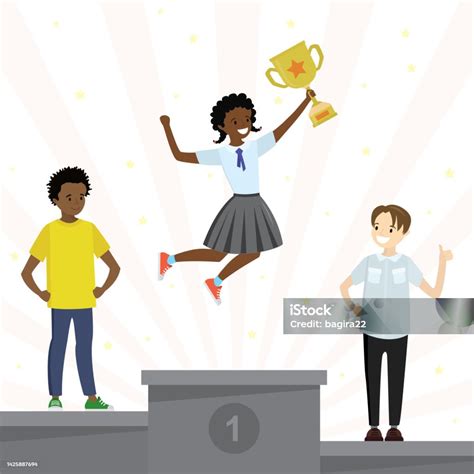 연단에있는 행복한 다민족 아이들 우승자 황금 컵을 가진 성공적인 아프리카 계 미국인 여학생 수상자 시상식 최고의 학생이 첫 번째