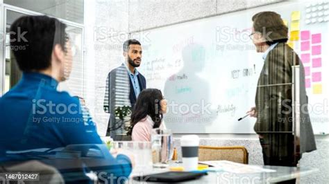 칸반 기법을 사용하는 아프리카계 미국인 및 백인 프로젝트 관리자 프로젝트 관리자에 대한 스톡 사진 및 기타 이미지 프로젝트