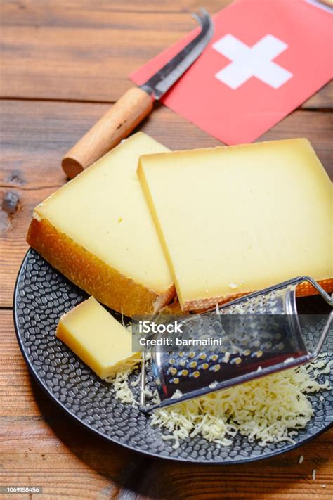 스위스의 에멘탈 또는 Emmentaler 매체 하드 치즈 둥근 구멍 Gruyere 아펜젤러와 전통적인 치즈 퐁듀와 그 라 탕과 스위스의 국기에 사용 하는 라 클 렛 치즈 0
