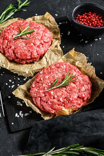 홈 핸드메이드 생 다진 쇠고기 스테이크 버거 농장 유기농 고기 검은 색 배경입니다 맨 위 보기 가루로 빻은에 대한 스톡 사진 및 기타 이미지 Istock