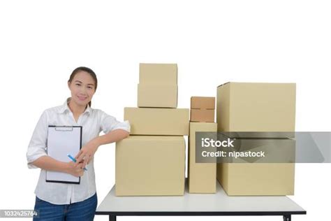 젊은 비즈니스 우먼 기업가 클립보드를 들고 제품을 확인 미소 웃 고 행복 하 게 직장에서 갈색에 대한 스톡 사진 및 기타 이미지 Istock