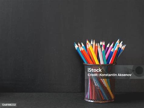 검은 색 배경에 컬러 연필연필이 있는 연필 케이스 다채로운 문구 학교 개념으로 돌아갑니다 복사 공간이있는 학교 칠판 0명에 대한 스톡 사진 및 기타 이미지 Istock