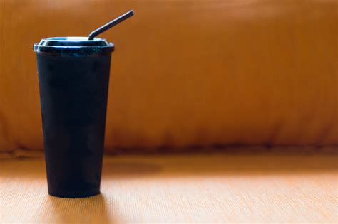 빨 대를 가진 플라스틱 까만 컵 플라스틱 포장을 멀리 하십시오 0명에 대한 스톡 사진 및 기타 이미지 0명 검은색 공란 Istock