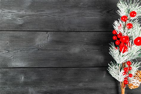 크리스마스 컨셉입니다 소박한 빈티지 보드에 장식으로 크리스마스 전나무 나무 파인 지점입니다 전나무의 원뿔 나무에 눈 크리스마스와 새 해 복 많이 받으세요 구성입니다 공간에