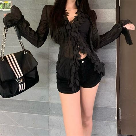 코디세트브이넥 메쉬 꽃잎 스티치 셔츠슬림핏 로우웨스트 숏팬츠 세트 2k110287e