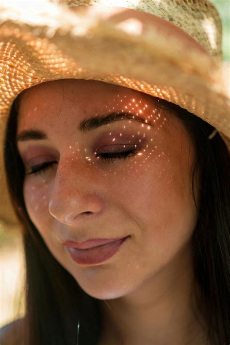 개성 걱정 없는 고요한 고전적인 초상 귀걸이 따뜻한 빛 따뜻한 음색 러스틱 럭셔리한 매력적인 모자 밀짚 모자 보석 보헤미안풍 보호 스타일 부드러운