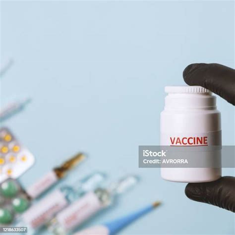 예방 접종 치료 및 전염성 의학의 개념 바이러스 백신튜브 중국 코로나바이러스 코비드19 발병 독감 바이러스 전염병 전염성 2019ncov 0명에 대한 스톡 사진 및 기타