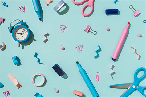 이중색 블루와 핑크 스쿨 액세서리 문구펠트 펜 바인더 클립 핀 지우개 접착제 테이프 가위 및 격리된 파스텔 블루 배경의 알람