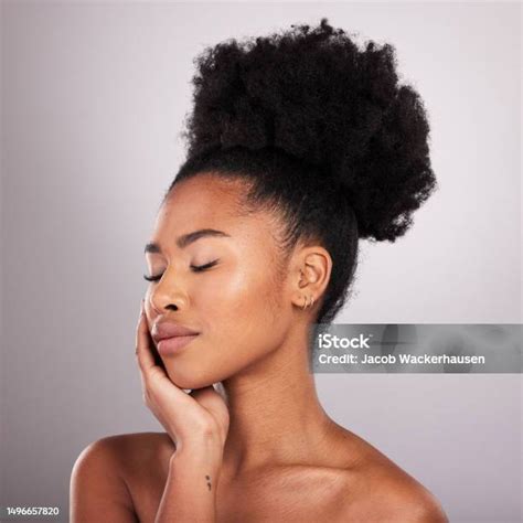 스킨케어 미인 흑인 여성 하얀 배경 화장품 제품 건강 피부과 및 자연 메이크업 건강한 피부와 웰빙을 위한 스튜디오의 아프리카 모델 20 24세에 대한 스톡 사진 및 기타