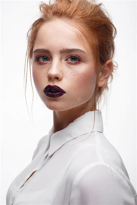 Chica Joven Con Un Corte De Pelo En Una Camisa Blanca Modelo Hermoso Con Maquillaje Desnudo Y