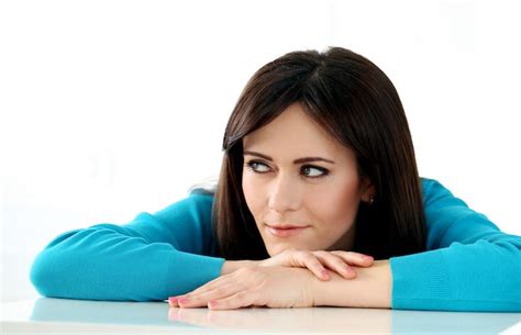 Красивая девушка с синей футболкой Бесплатно Фото