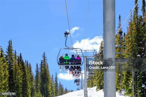 콜로라도 스키 리조트의 겨울에 리프트 의자에 스키어와 스노우 보더 스키 여행에 대한 스톡 사진 및 기타 이미지 스키 여행 아스펜 콜로라도 가문비나무 Istock