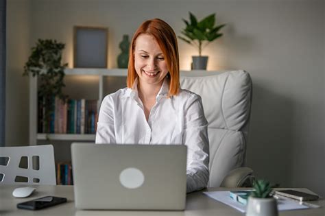 사무실에서 노트북으로 작업하는 한 비즈니스 여성 현대 비즈니스 및 라이프 스타일 컨셉 30 34세에 대한 스톡 사진 및 기타 이미지 30 34세 Brand Name