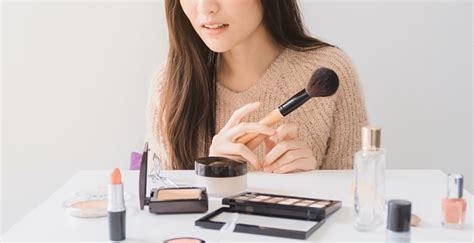 아름 다운 아시아 여자 블로거 확인 하 고 화장품을 사용 하는 방법을 보이고 있다 비디오 녹화 Vlog 카메라 앞에서 집에서 스트리밍 살고 있습니다 소셜 미디어 개념에