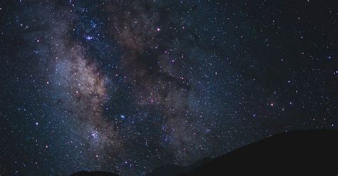 갤럭시 깊은 공간 만능인 무한한 우주 미묘한 밤 밤 사진 밤하늘 별 별을 바라보는 별의 별이 빛나는 별이