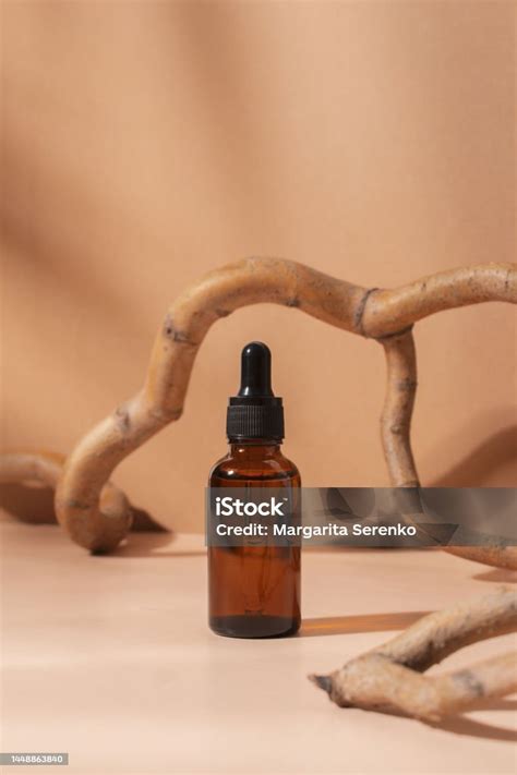 화장품 오일 필수 또는 혈청이 든 유리 스포이드 병은 가지가 있는 파스텔 배경에 서 있습니다 초본 동종 요법 제품 천연 유기농 스파 화장품 갈색에 대한 스톡 사진 및 기타