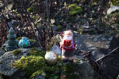 햇빛에 숲에서 크리스마스와 새해 미니어처 하우스 작은 장난감 집 닫습니다 축제 배경입니다 크리스마스 장식 휴일 및 축 하 개념입니다 0명에 대한 스톡 사진 및 기타 이미지