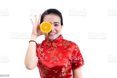 반면에 건강 한 중국 새 해 개념 건강에 대 한 오렌지를 제시 하는 전통적인 중국 긴 드레스 치파오 아시아 여자의 초상화 먹는 건강한 생활방식에 대한 스톡 사진 및 기타