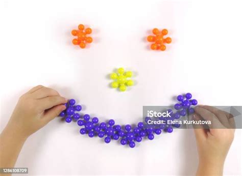 아이는 꽃의 형태로 생성자의 세부 사항에서 웃는 얼굴을했다 개발에 대한 스톡 사진 및 기타 이미지 개발 교육 아이 Istock