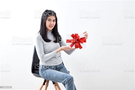 젊은 아시아 여자는 흰색 바탕에 선물 상자를 엽니다 그리고 그림 복사 공간을 포함 2019년에 대한 스톡 사진 및 기타 이미지 2019년 2020년 30 39세