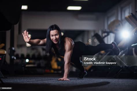 체육 여자 체육관에서 팔 굽 혀 펴기를 하 고입니다 요가 하는 여자 건강한 생활방식에 대한 스톡 사진 및 기타 이미지 건강한 생활방식 근육 널판지 Istock