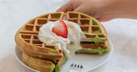 휘핑크림과 딸기를 곁들인 와플 접시를 들고 있는 사람 사진 Unsplash의 생크림 이미지