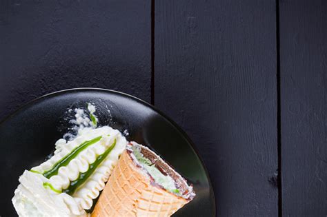 검은 배경에 아이스크림 콘 여름 개념입니다 블랙 플레이트에 잼이 있는 디저트 미니 멀리즘 스타일의 아이스크림 와플 콘 복사 공간 0명에 대한 스톡 사진 및 기타 이미지