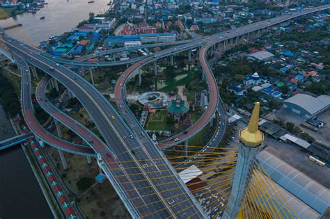 방콕 시의 차오 프라야 강을 가로지르는 부미볼 현수교의 공중 전경을 배경으로 태국 의 일몰 하늘과 구름에 차를 타고 있습니다 0명에 대한 스톡 사진 및 기타 이미지 Istock