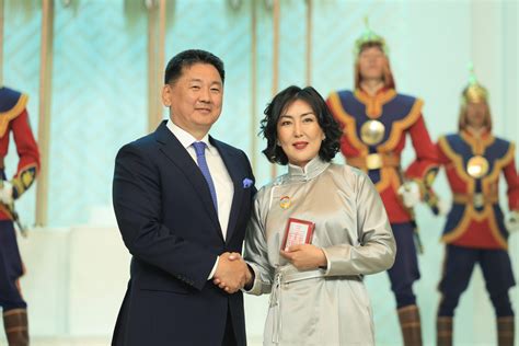 Монгол Улсын Ерөнхийлөгч У Хүрэлсүх алдарт эхийн одон гардуулав