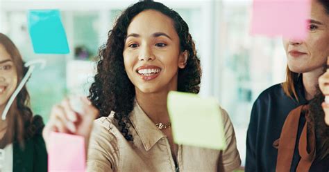 쓰기 스크럼 및 사무실에서 비즈니스 우먼과 함께 일정 브레인 스토밍 및 작업 진행을 위한 팀워크 스티커 메모 교육 및 무드보드 계획을 위한 사람들과의 회의 일정 및 워크샵