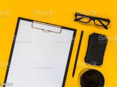 텍스트에 대 한 빈 공간을 가진 노란 배경에 평평 하다 블랙 비즈니스 액세서리 최고의 볼 수 있습니다 공간에 복사 합니다 0명에 대한 스톡 사진 및 기타 이미지 Istock