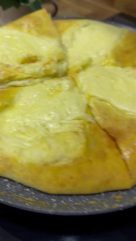 მეგრელებს რომ გვეკადრება იმფერია 😉 მოკლედ მქონდა კეფირი და სულუგუნი ცომი 200 მლ კეფირი 1 ც