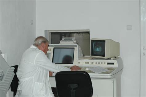 Кои здравноосигурени лица са освободени от заплащане на потребителска такса по чл 37 ал 1 на