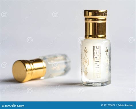 Perfume Rabe De La Esencia Del Oud En Mini Botellas Imagen De Archivo Imagen De Herbario
