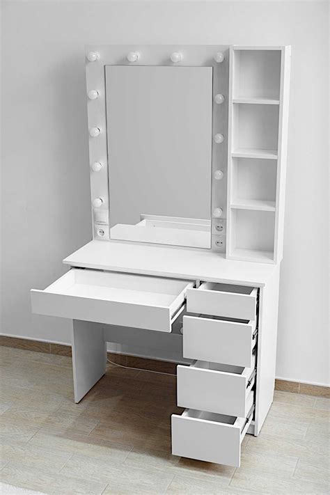 Туалетний столик трюмо з дзеркалом та поличками білий 9 499 грн Прочие товары для красоты и