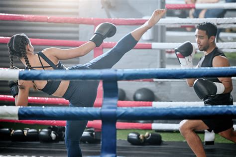 건강 적극적이고 건강한 권투 팀 발로 차거나 운동 반지 훈련 또는 웰빙 센터에서 운동 전투 싸움이나 스포츠 경기에서 스포티 운동 또는 강한 남녀 킥복싱 20 24세에 대한