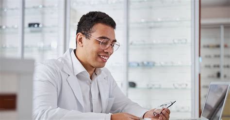 안경 한 켤레와 손에 든 렌즈 케이스를 살펴보는 기쁜 광학 디스펜서 사진 Unsplash의 렌즈 눈 이미지