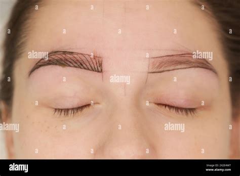 Microblading Tiny Hair Like Strokes To Create A Natural Looking Brow Semi Permanent Tattooing