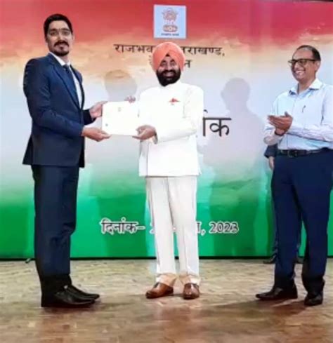 अच्छी खबर एसजीआरआर विश्वविद्यालय Sgrr University के डॉ एश्वर्या प्रताप राजभवन में सम्मानित