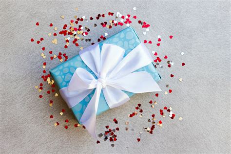 메리 크리스마스 컨셉에 기프트 박스와 하트 색종이로 장식되어 있습니다 Xmas 및 새해 카드 플랫 레이 상단 보기 상자에 대한 스톡 사진 및 기타 이미지 Istock