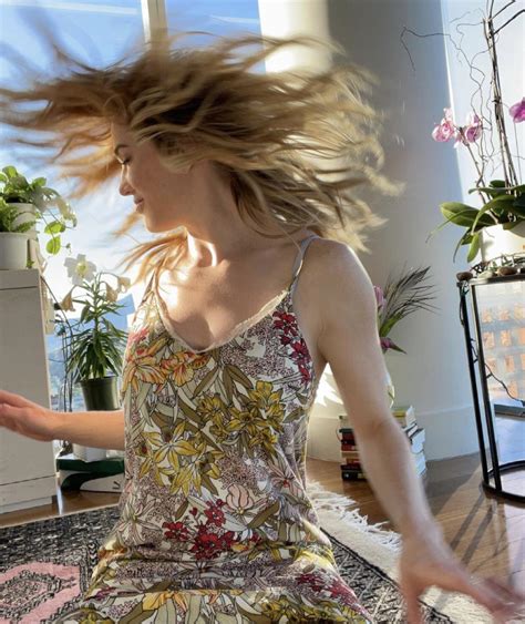 Caity Lotz Scrolller