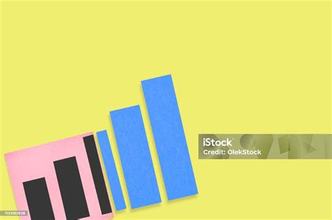 그래프의 두 반쪽 사각형 스티커에 그림 및 연속 노란색 사무실 테이블에 파란 종이를 잘라 평면도 비즈니스 개념입니다 텍스트의 공간 복사 개념에 대한 스톡 사진 및 기타