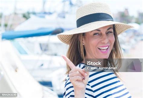 아름 다운 중 년 여자 마리나 매우 행복 한 측에 손 및 손가락으로 가리키는 서 T 셔츠에 대한 스톡 사진 및 기타 이미지 T 셔츠 가리키기 갈색 머리 Istock