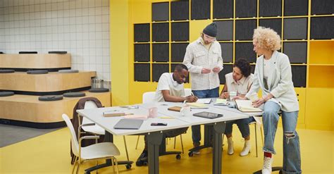 공동 작업 공책 그룹 기술 기업 남자 노란 벽 다민족 팀 다양성 다양한 팀 동료 브레인스토밍 비즈니스 비즈니스 미팅 비즈니스 복장 사람 사무실