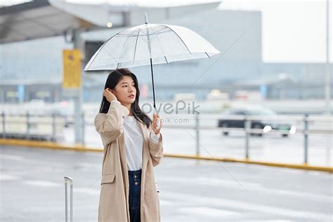 Women Holding Umbrellas And Waiting For Cars In The Rain Image And