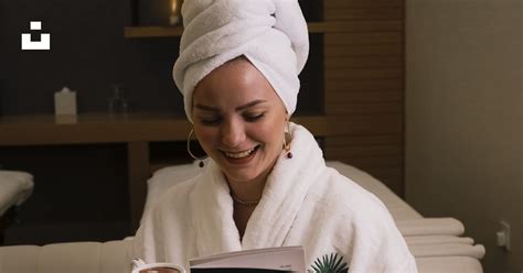 검은 책을 들고 하얀 목욕 가운을 입은 여자 사진 Unsplash의 무료 Dubai дубай объединенные